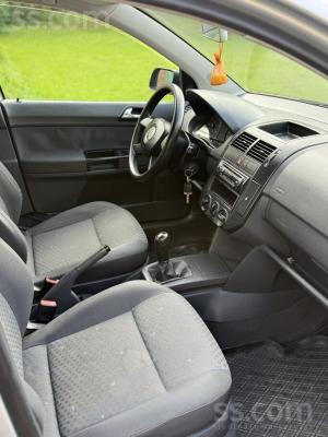Grey Volkswagen Polo 2004 in Kuldiga, with an engine capacity of 1.20 L and mileage of 238 thousand km for 1300 €, photo 12 on AUTOMOTO.COM.LV