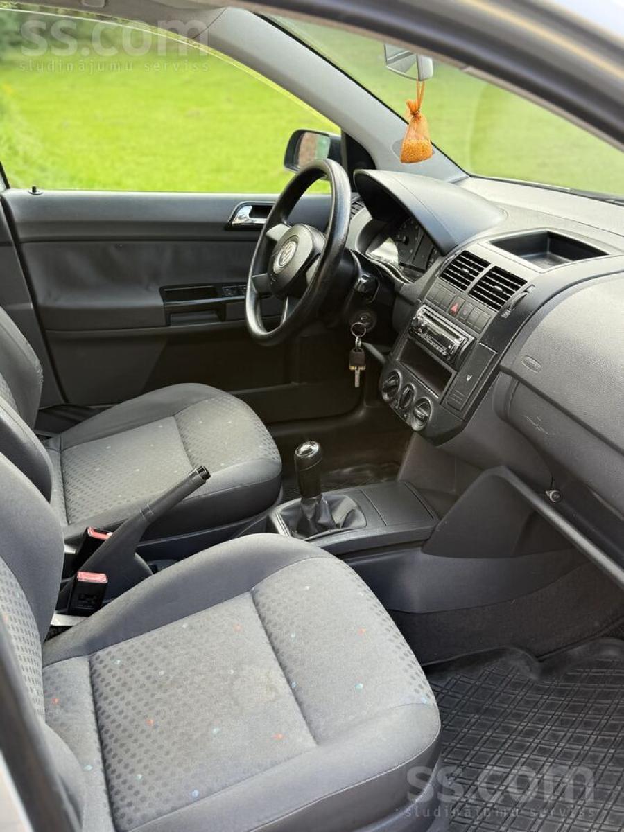 Grey Volkswagen Polo 2004 in Kuldiga, with an engine capacity of 1.20 L and mileage of 238 thousand km for 1300 €, photo 12 on AUTOMOTO.COM.LV