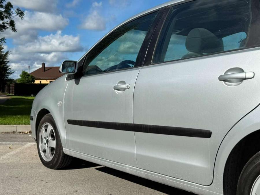 Grey Volkswagen Polo 2004 in Klaipeda, with an engine capacity of 1.40 L and mileage of 202 thousand km for 1399 €, photo 8 on AUTOMOTO.COM.LV