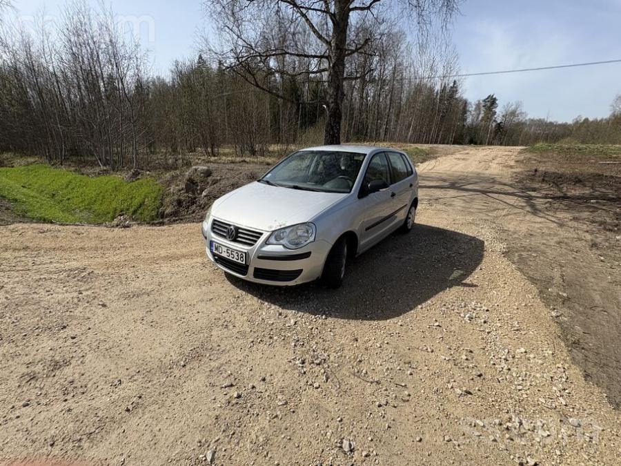 Pelēks Volkswagen Polo 2005 Ogre, ar dzinēja tilpumu 1.20 L un nobraukumu 136 tūkst. km par 1100 €, foto 1 vietnē AUTOMOTO.COM.LV