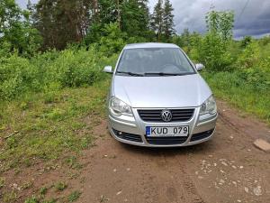 Pelēks Volkswagen Polo 2005 Viļņa, ar dzinēja tilpumu 1.42 L un nobraukumu 204 tūkst. km par 900 €, foto  vietnē AUTOMOTO.COM.LV