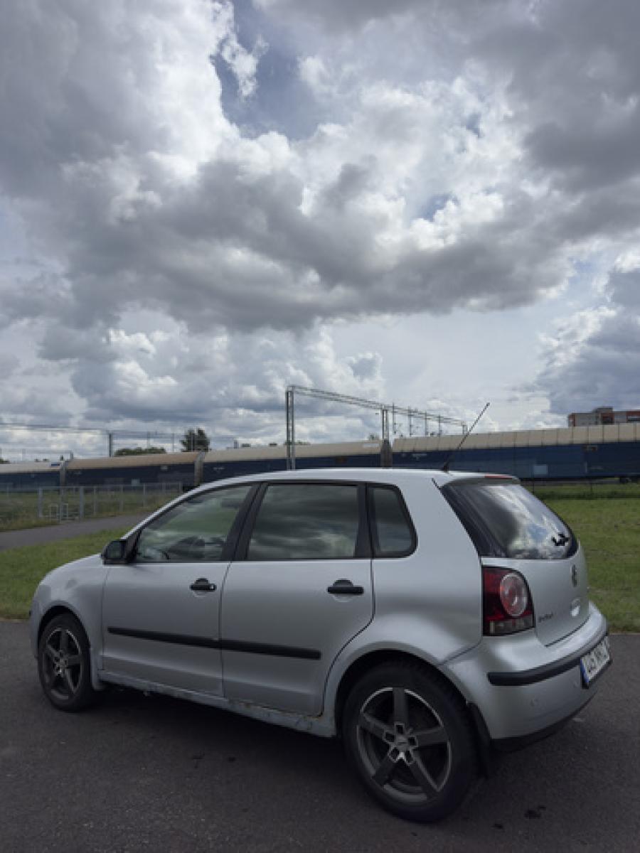 Grey Volkswagen Polo 2007 in Narva-Joesuu, with an engine capacity of 1.40 L and mileage of 168 thousand km for 600 €, photo 3 on AUTOMOTO.COM.LV