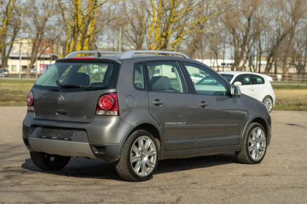Grey Volkswagen Polo 2008 in Liepaja, with an engine capacity of 1.90 L and mileage of 234 thousand km for 3950 €, photo 4 on AUTOMOTO.COM.LV