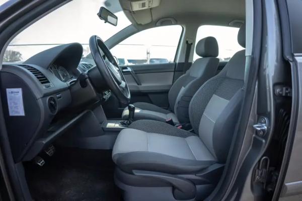 Grey Volkswagen Polo 2008 in Liepaja, with an engine capacity of 1.90 L and mileage of 234 thousand km for 3950 €, photo 9 on AUTOMOTO.COM.LV