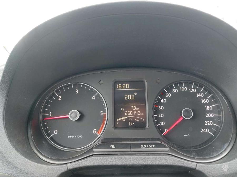 Pelēks Volkswagen Polo 2009 Panevēža, ar dzinēja tilpumu 1.60 L un nobraukumu 260 tūkst. km par 3690 €, foto 13 vietnē AUTOMOTO.COM.LV