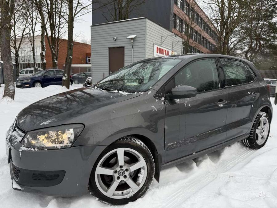Pelēks Volkswagen Polo 2010 Kauņa, ar dzinēja tilpumu 1.60 L un nobraukumu 273 tūkst. km par 4650 €, foto 1 vietnē AUTOMOTO.COM.LV