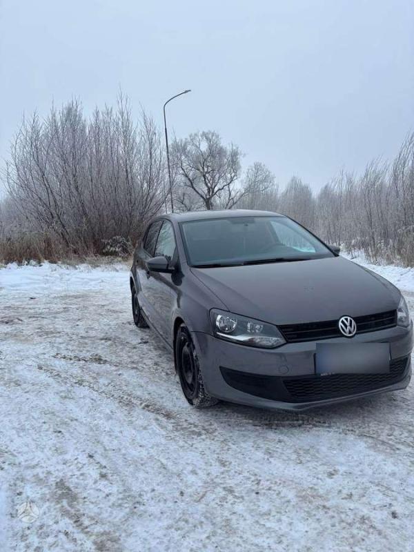 Grey Volkswagen Polo 2010 in Siauliai, with an engine capacity of 1.60 L and mileage of 366 thousand km for 2500 €, photo 2 on AUTOMOTO.COM.LV