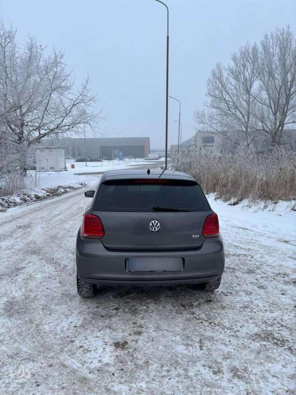 Grey Volkswagen Polo 2010 in Siauliai, with an engine capacity of 1.60 L and mileage of 366 thousand km for 2500 €, photo 7 on AUTOMOTO.COM.LV