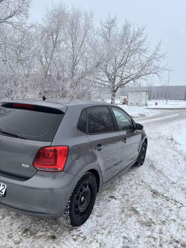 Grey Volkswagen Polo 2010 in Siauliai, with an engine capacity of 1.60 L and mileage of 366 thousand km for 2500 €, photo 8 on AUTOMOTO.COM.LV