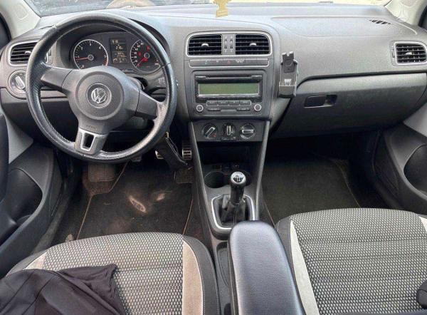 Grey Volkswagen Polo 2010 in Marijampole, with an engine capacity of 1.60 L and mileage of 270 thousand km for 4200 €, photo 6 on AUTOMOTO.COM.LV
