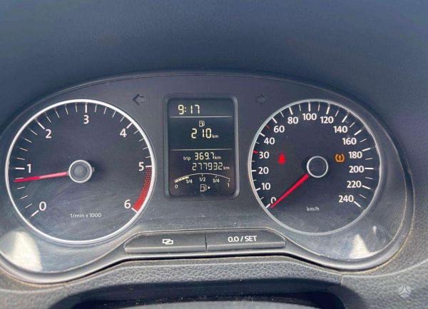 Grey Volkswagen Polo 2010 in Marijampole, with an engine capacity of 1.60 L and mileage of 270 thousand km for 4200 €, photo 9 on AUTOMOTO.COM.LV
