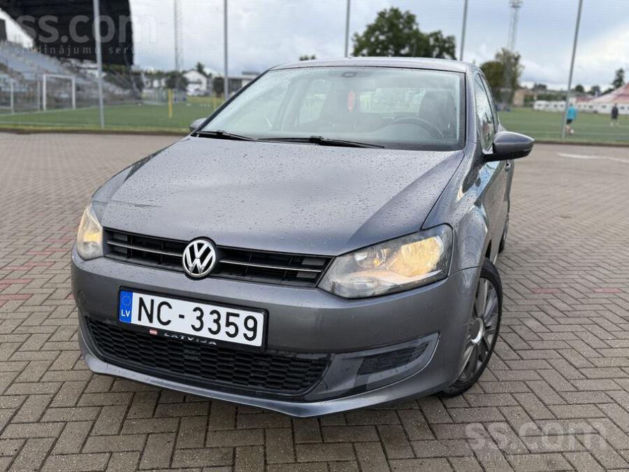 Grey Volkswagen Polo 2010 in Valmiera, with an engine capacity of 1.60 L and mileage of 300 thousand km for 3150 €, photo 3 on AUTOMOTO.COM.LV