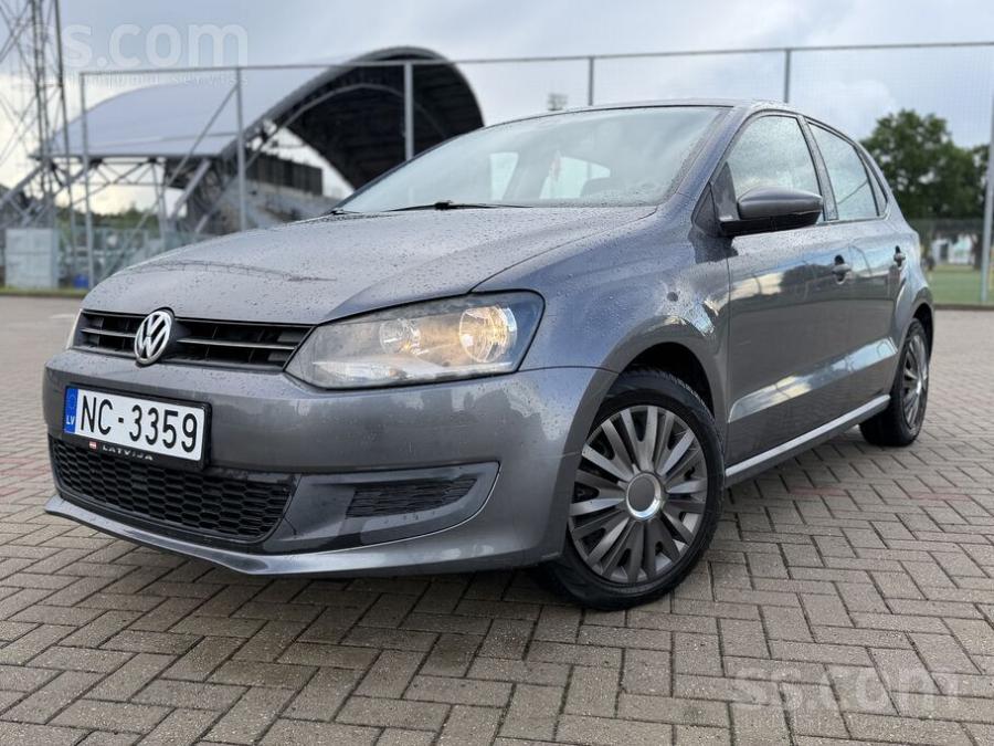 Grey Volkswagen Polo 2010 in Valmiera, with an engine capacity of 1.60 L and mileage of 300 thousand km for 3150 €, photo 4 on AUTOMOTO.COM.LV