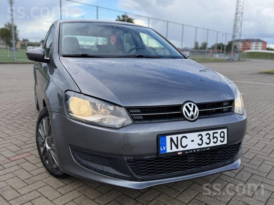Grey Volkswagen Polo 2010 in Valmiera, with an engine capacity of 1.60 L and mileage of 300 thousand km for 3150 €, photo 5 on AUTOMOTO.COM.LV