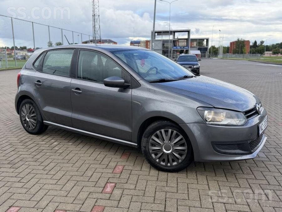 Grey Volkswagen Polo 2010 in Valmiera, with an engine capacity of 1.60 L and mileage of 300 thousand km for 3150 €, photo 7 on AUTOMOTO.COM.LV