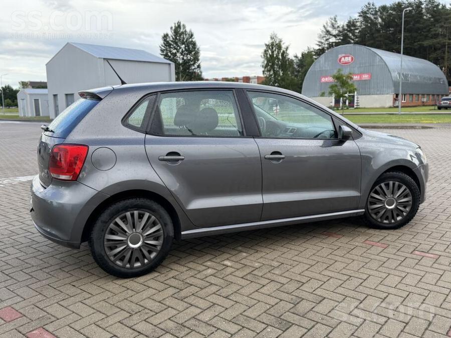 Grey Volkswagen Polo 2010 in Valmiera, with an engine capacity of 1.60 L and mileage of 300 thousand km for 3150 €, photo 8 on AUTOMOTO.COM.LV