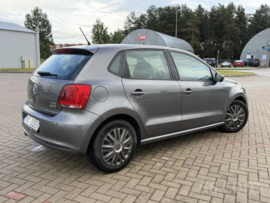 Grey Volkswagen Polo 2010 in Valmiera, with an engine capacity of 1.60 L and mileage of 300 thousand km for 3150 €, photo 9 on AUTOMOTO.COM.LV