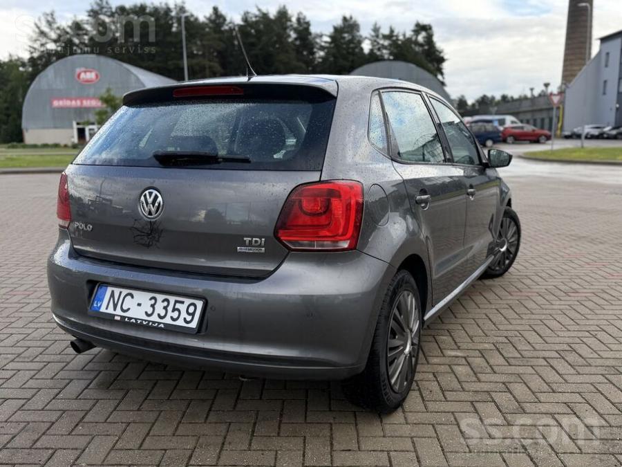 Grey Volkswagen Polo 2010 in Valmiera, with an engine capacity of 1.60 L and mileage of 300 thousand km for 3150 €, photo 10 on AUTOMOTO.COM.LV