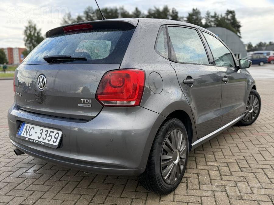 Grey Volkswagen Polo 2010 in Valmiera, with an engine capacity of 1.60 L and mileage of 300 thousand km for 3150 €, photo 12 on AUTOMOTO.COM.LV