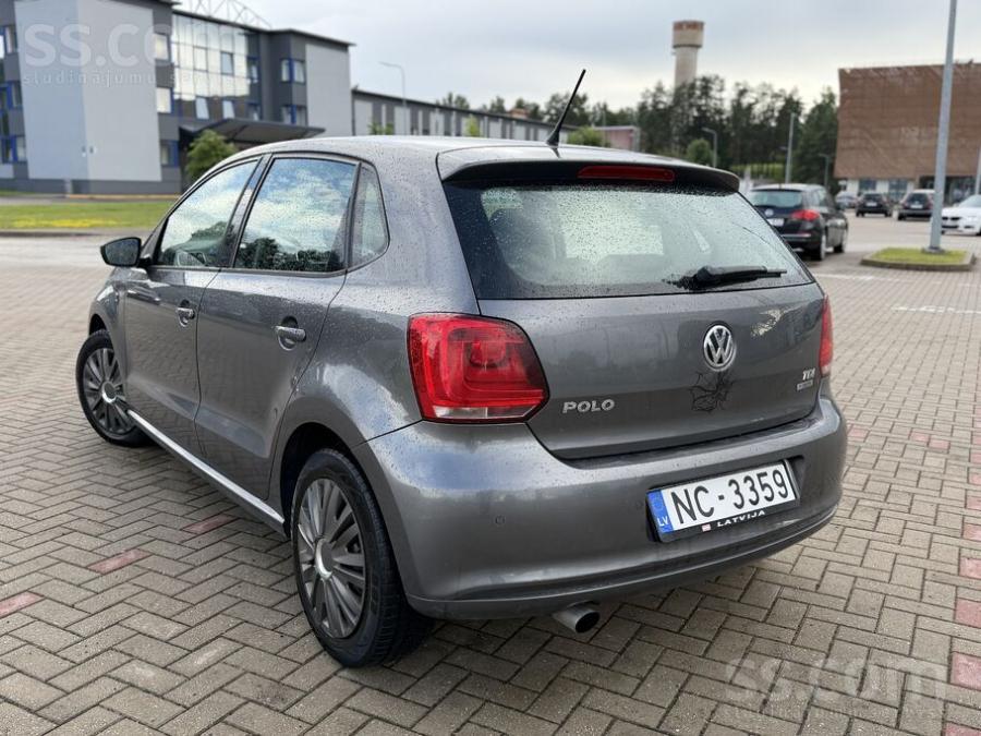 Grey Volkswagen Polo 2010 in Valmiera, with an engine capacity of 1.60 L and mileage of 300 thousand km for 3150 €, photo 14 on AUTOMOTO.COM.LV