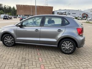 Grey Volkswagen Polo 2010 in Valmiera, with an engine capacity of 1.60 L and mileage of 300 thousand km for 3150 €, photo 18 on AUTOMOTO.COM.LV