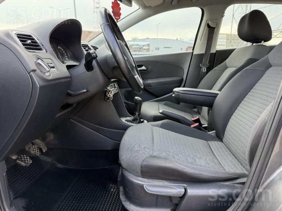 Grey Volkswagen Polo 2010 in Valmiera, with an engine capacity of 1.60 L and mileage of 300 thousand km for 3150 €, photo 19 on AUTOMOTO.COM.LV