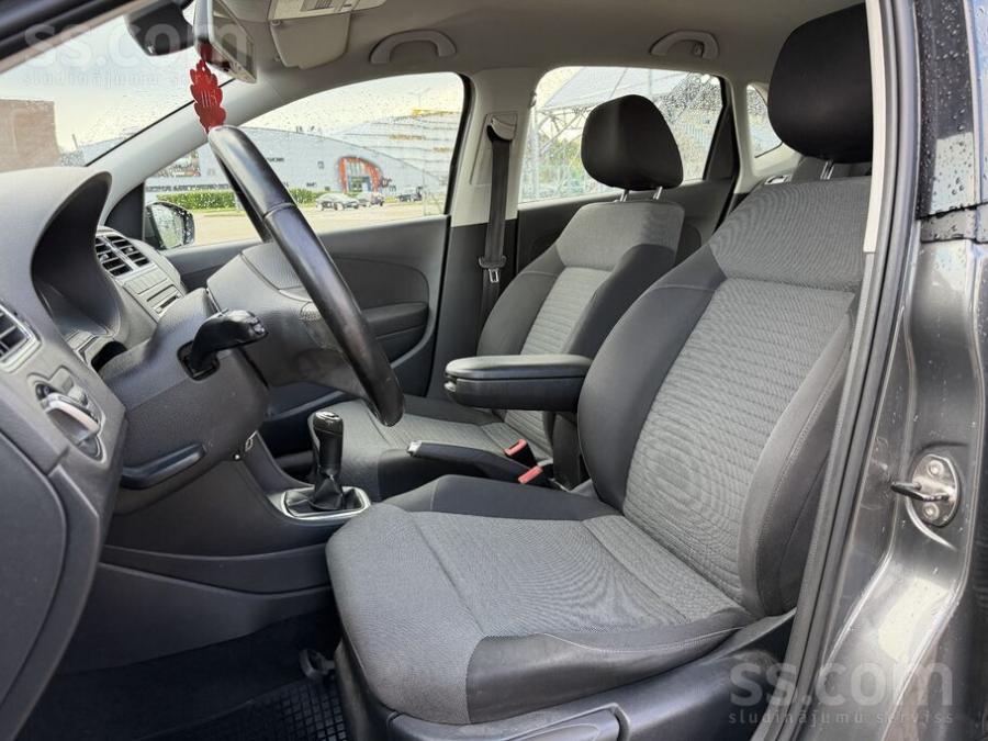 Grey Volkswagen Polo 2010 in Valmiera, with an engine capacity of 1.60 L and mileage of 300 thousand km for 3150 €, photo 21 on AUTOMOTO.COM.LV
