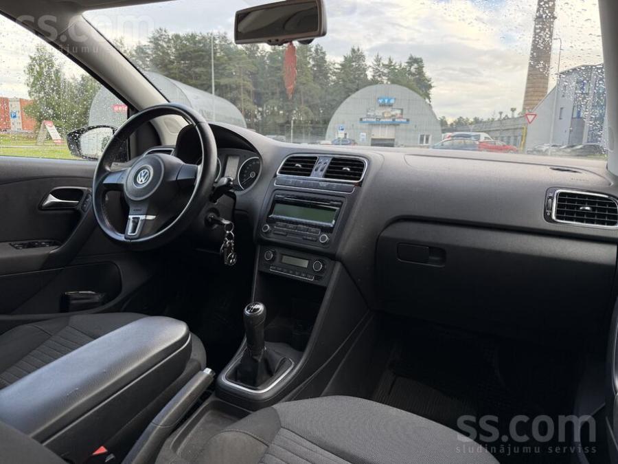 Grey Volkswagen Polo 2010 in Valmiera, with an engine capacity of 1.60 L and mileage of 300 thousand km for 3150 €, photo 23 on AUTOMOTO.COM.LV