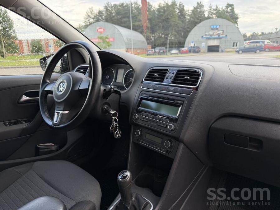 Grey Volkswagen Polo 2010 in Valmiera, with an engine capacity of 1.60 L and mileage of 300 thousand km for 3150 €, photo 24 on AUTOMOTO.COM.LV