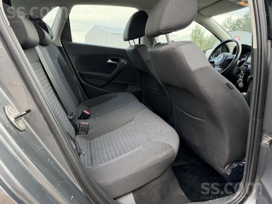 Grey Volkswagen Polo 2010 in Valmiera, with an engine capacity of 1.60 L and mileage of 300 thousand km for 3150 €, photo 25 on AUTOMOTO.COM.LV