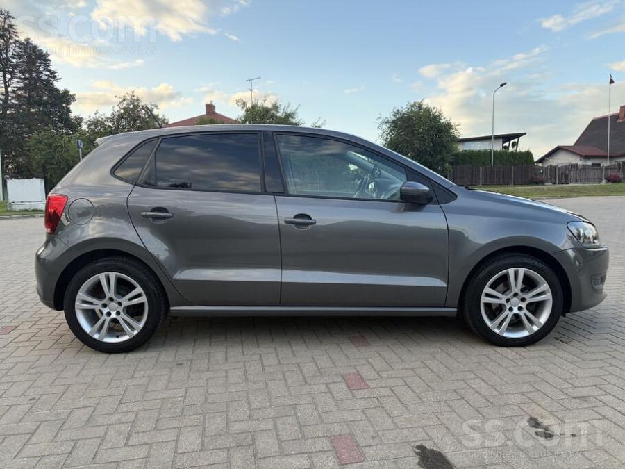 Grey Volkswagen Polo 2010 in Cesis, with an engine capacity of 1.60 L and mileage of 270 thousand km for 4000 €, photo 6 on AUTOMOTO.COM.LV