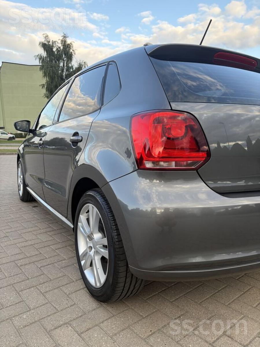 Grey Volkswagen Polo 2010 in Cesis, with an engine capacity of 1.60 L and mileage of 270 thousand km for 4000 €, photo 9 on AUTOMOTO.COM.LV