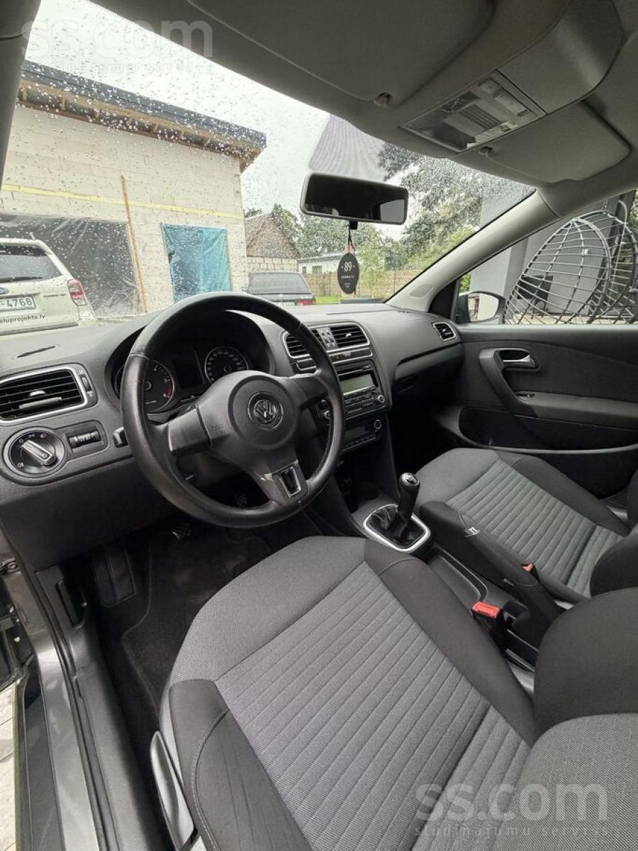 Grey Volkswagen Polo 2010 in Cesis, with an engine capacity of 1.60 L and mileage of 270 thousand km for 4000 €, photo 17 on AUTOMOTO.COM.LV