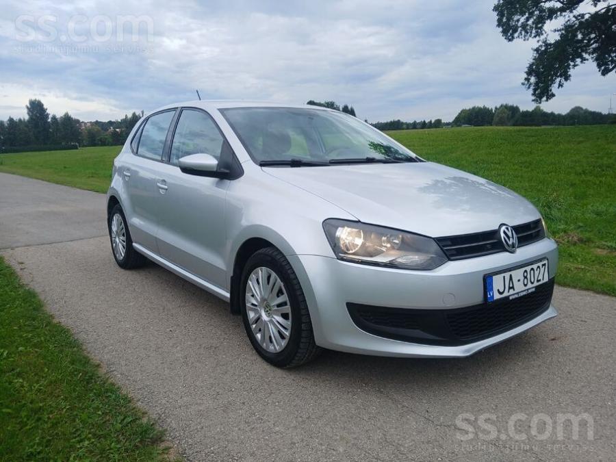 Grey Volkswagen Polo 2010 in Cesis, with an engine capacity of 1.60 L and mileage of 298 thousand km for 2500 €, photo 3 on AUTOMOTO.COM.LV