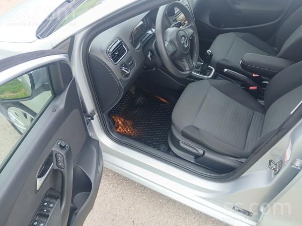 Pelēks Volkswagen Polo 2010 Cēsis, ar dzinēja tilpumu 1.60 L un nobraukumu 298 tūkst. km par 2500 €, foto 6 vietnē AUTOMOTO.COM.LV