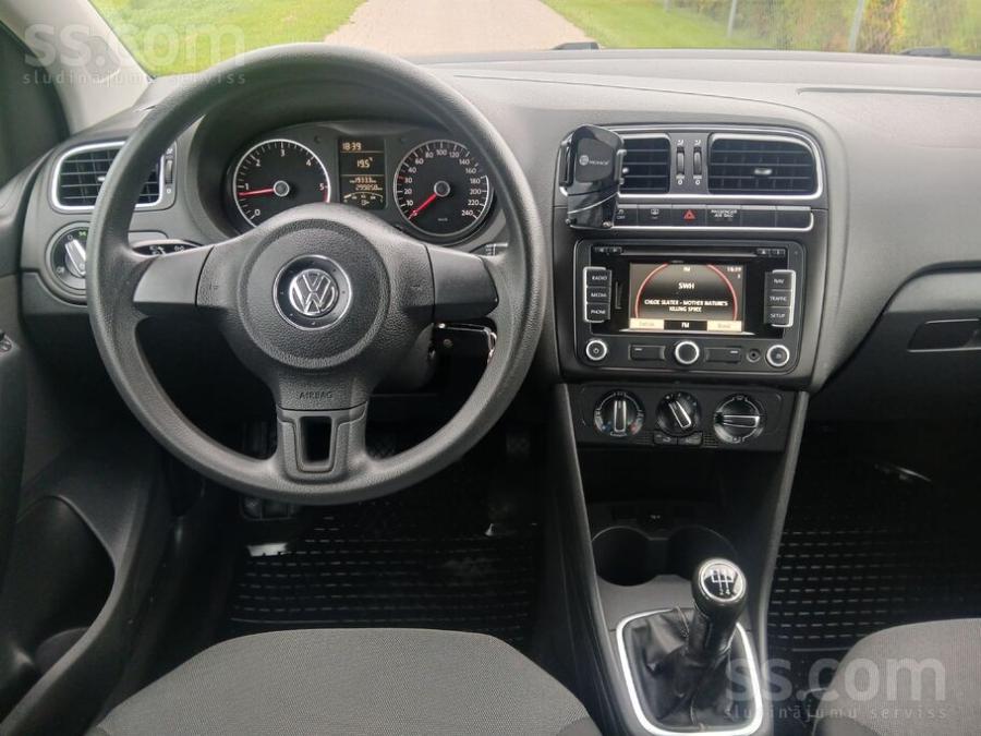 Grey Volkswagen Polo 2010 in Cesis, with an engine capacity of 1.60 L and mileage of 298 thousand km for 2500 €, photo 7 on AUTOMOTO.COM.LV