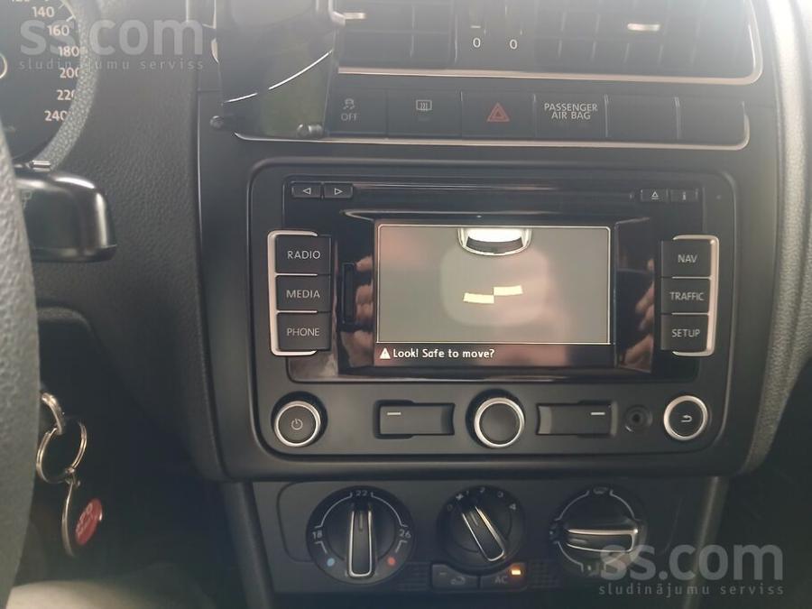 Grey Volkswagen Polo 2010 in Cesis, with an engine capacity of 1.60 L and mileage of 298 thousand km for 2500 €, photo 8 on AUTOMOTO.COM.LV