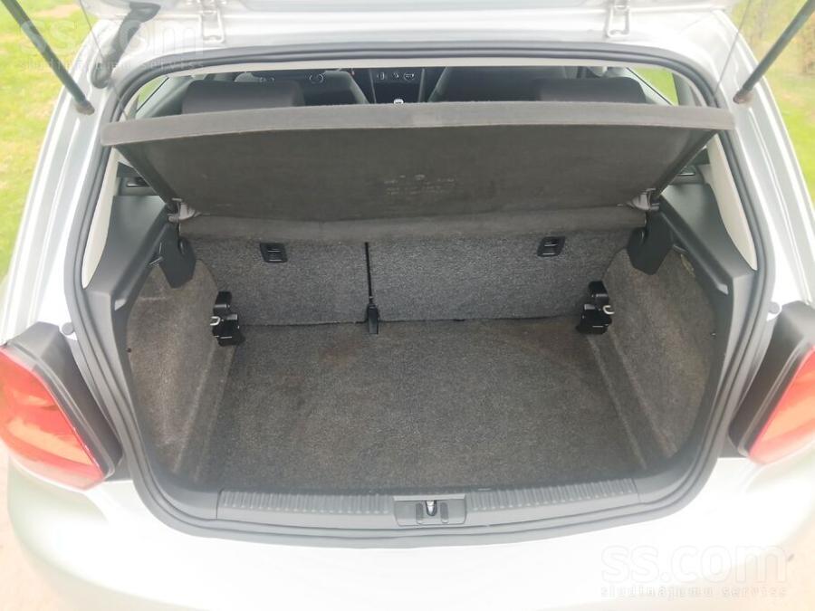 Grey Volkswagen Polo 2010 in Cesis, with an engine capacity of 1.60 L and mileage of 298 thousand km for 2500 €, photo 10 on AUTOMOTO.COM.LV