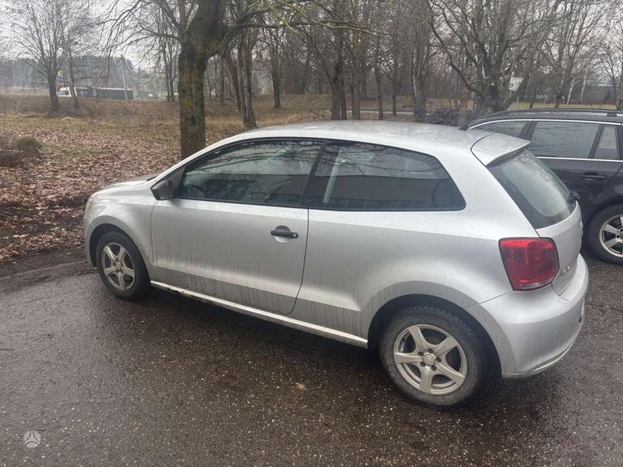 Grey Volkswagen Polo 2011 in Alytus, with an engine capacity of 1.20 L and mileage of 270 thousand km for 1800 €, photo 4 on AUTOMOTO.COM.LV