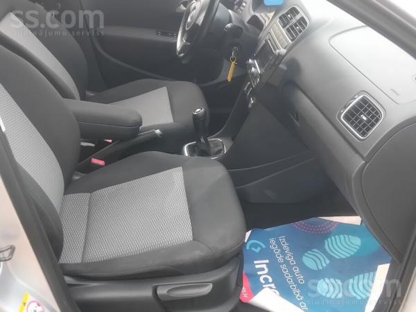 Grey Volkswagen Polo 2011 in Tukums, with an engine capacity of 1.20 L and mileage of 273 thousand km for 3999 €, photo 8 on AUTOMOTO.COM.LV