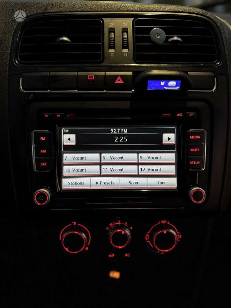 Grey Volkswagen Polo 2011 in Jonava, with an engine capacity of 1.20 L and mileage of 304 thousand km for 2100 €, photo 3 on AUTOMOTO.COM.LV