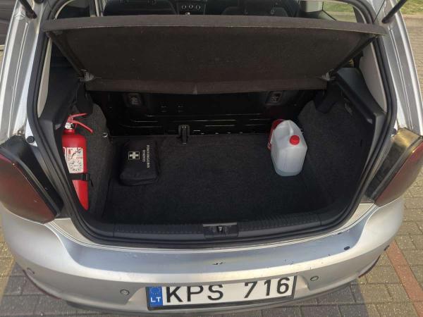 Grey Volkswagen Polo 2011 in Jonava, with an engine capacity of 1.20 L and mileage of 304 thousand km for 2100 €, photo 3 on AUTOMOTO.COM.LV