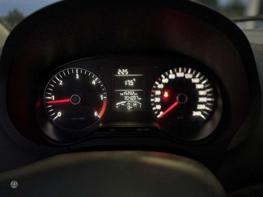Grey Volkswagen Polo 2011 in Jonava, with an engine capacity of 1.20 L and mileage of 304 thousand km for 2100 €, photo 7 on AUTOMOTO.COM.LV