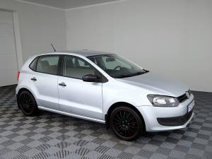 Pelēks Volkswagen Polo 2011 Tallina, ar dzinēja tilpumu 1.40 L un nobraukumu 266 tūkst. km par 2399 €, foto  vietnē AUTOMOTO.COM.LV