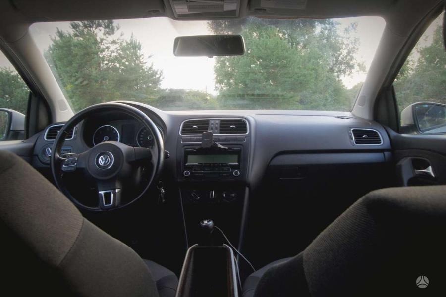 Pelēks Volkswagen Polo 2011 Klaipėda, ar dzinēja tilpumu 1.60 L un nobraukumu 260 tūkst. km par 2800 €, foto 5 vietnē AUTOMOTO.COM.LV