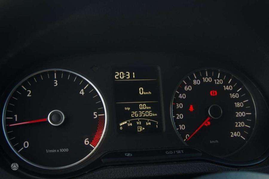 Pelēks Volkswagen Polo 2011 Klaipėda, ar dzinēja tilpumu 1.60 L un nobraukumu 260 tūkst. km par 2800 €, foto 9 vietnē AUTOMOTO.COM.LV
