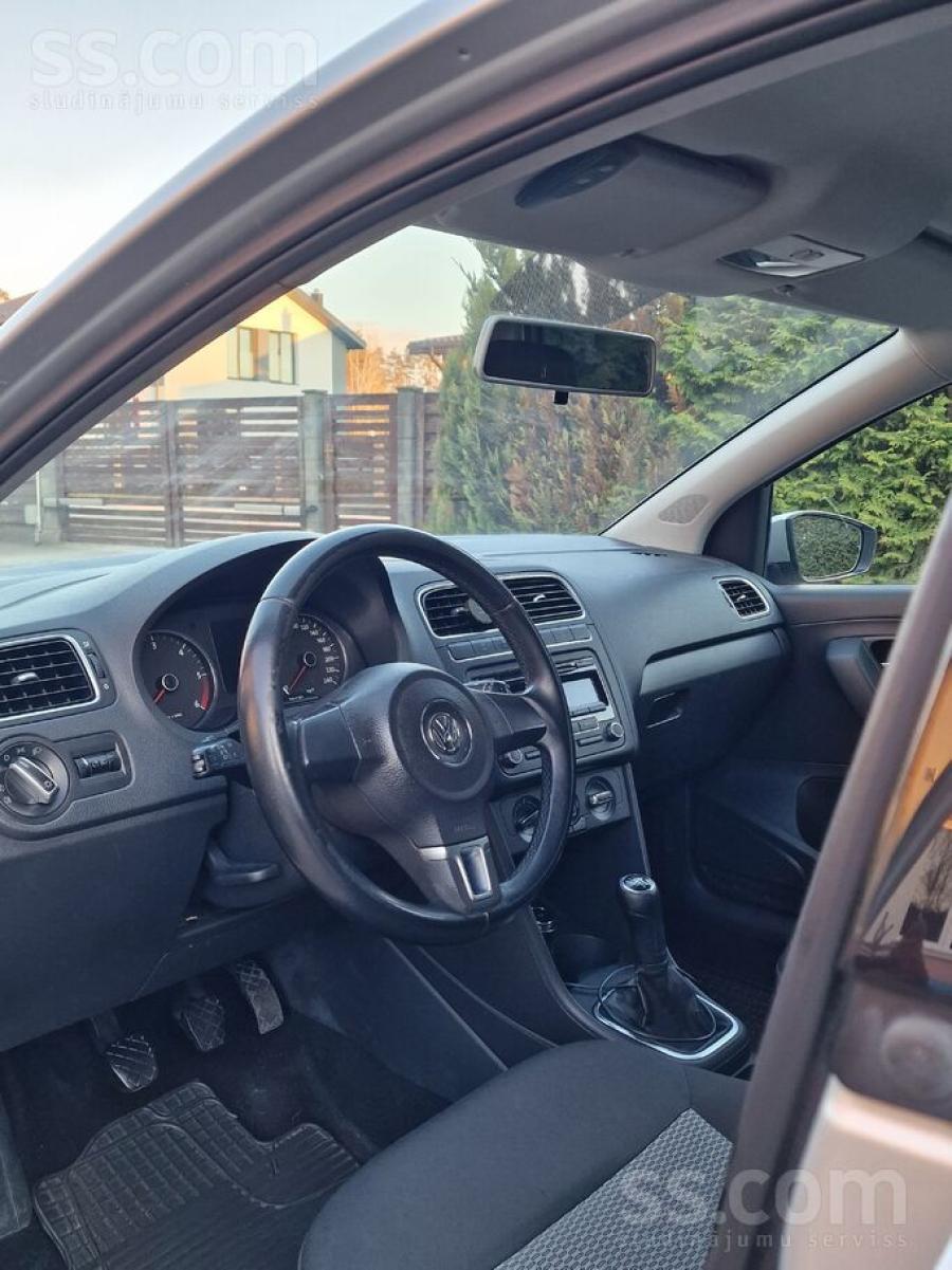 Grey Volkswagen Polo 2012 in Riga, with an engine capacity of 1.20 L and mileage of 318 thousand km for 3150 €, photo 16 on AUTOMOTO.COM.LV