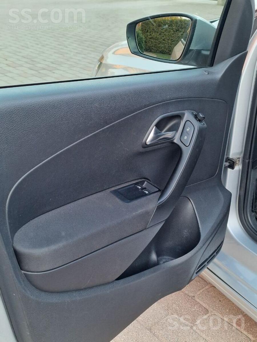 Grey Volkswagen Polo 2012 in Riga, with an engine capacity of 1.20 L and mileage of 318 thousand km for 3150 €, photo 18 on AUTOMOTO.COM.LV