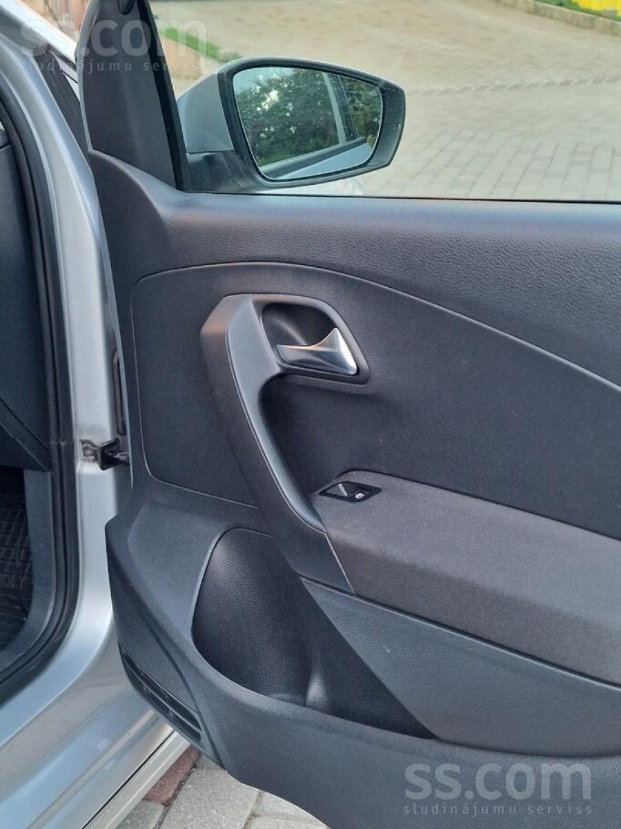 Grey Volkswagen Polo 2012 in Riga, with an engine capacity of 1.20 L and mileage of 318 thousand km for 3150 €, photo 20 on AUTOMOTO.COM.LV