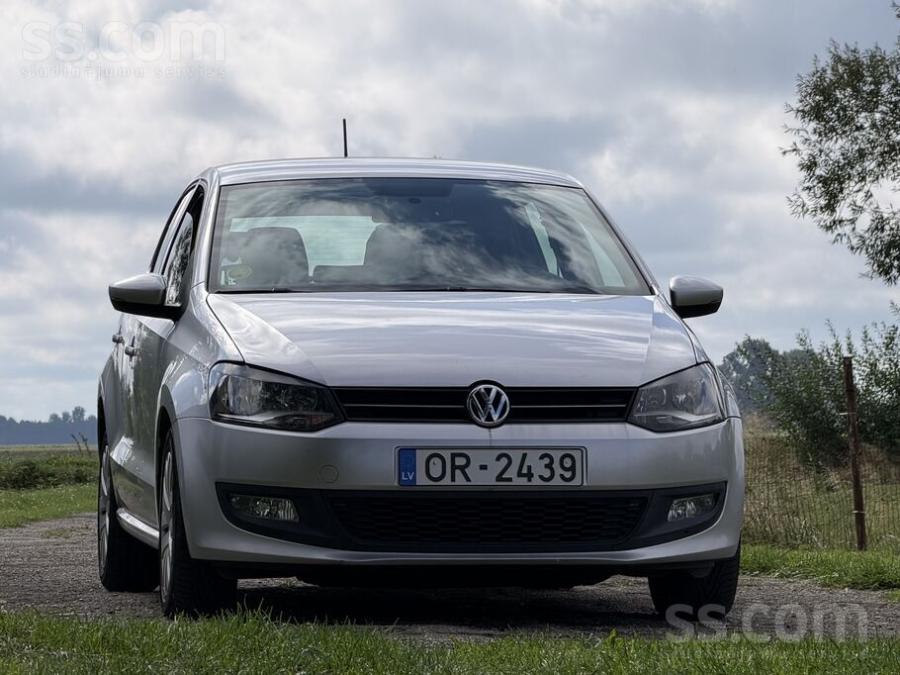 Grey Volkswagen Polo 2012 in Bauska, with an engine capacity of 1.60 L and mileage of 233 thousand km for 6000 €, photo 9 on AUTOMOTO.COM.LV